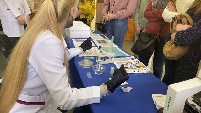 Александра проводит мастер-класс по медицинской биохимии на дне открытых дверей 2022