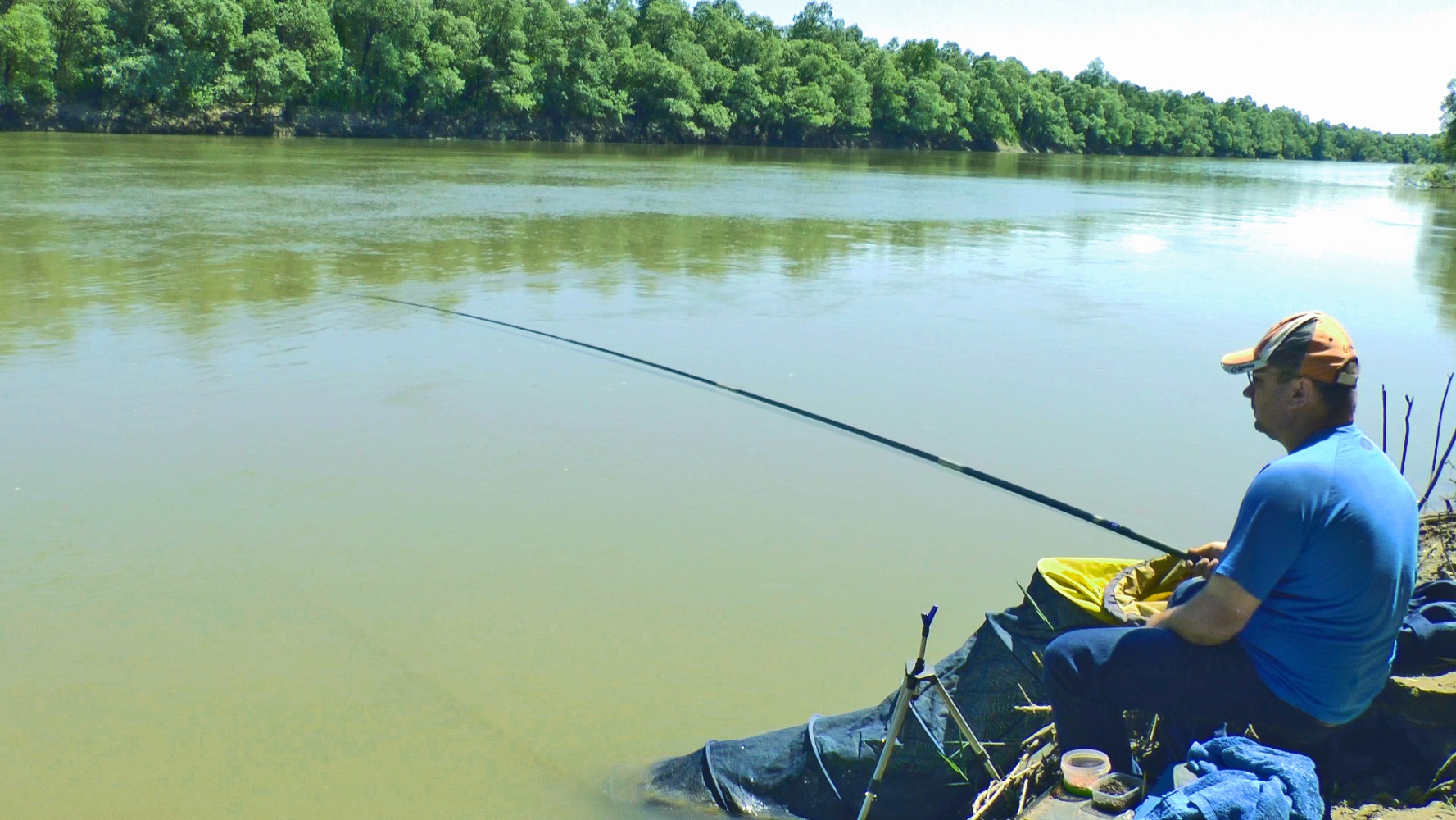Рыбалка на маховую удочку весной в реке с течением. Чехонь и густера клюют на каждом забросе.