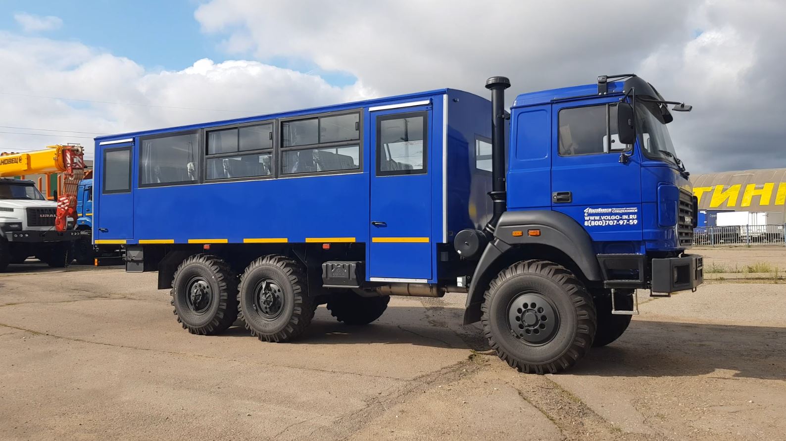 Вахтовый автобус на шасси бескапотного УРАЛ-М (6х6) вместимостью 28 мест для перевозки сотрудников.