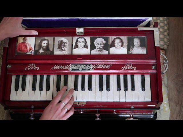 My Krishna is blue.Чанты, сhants. Как играть, how to play. Физгармония, harmonium.