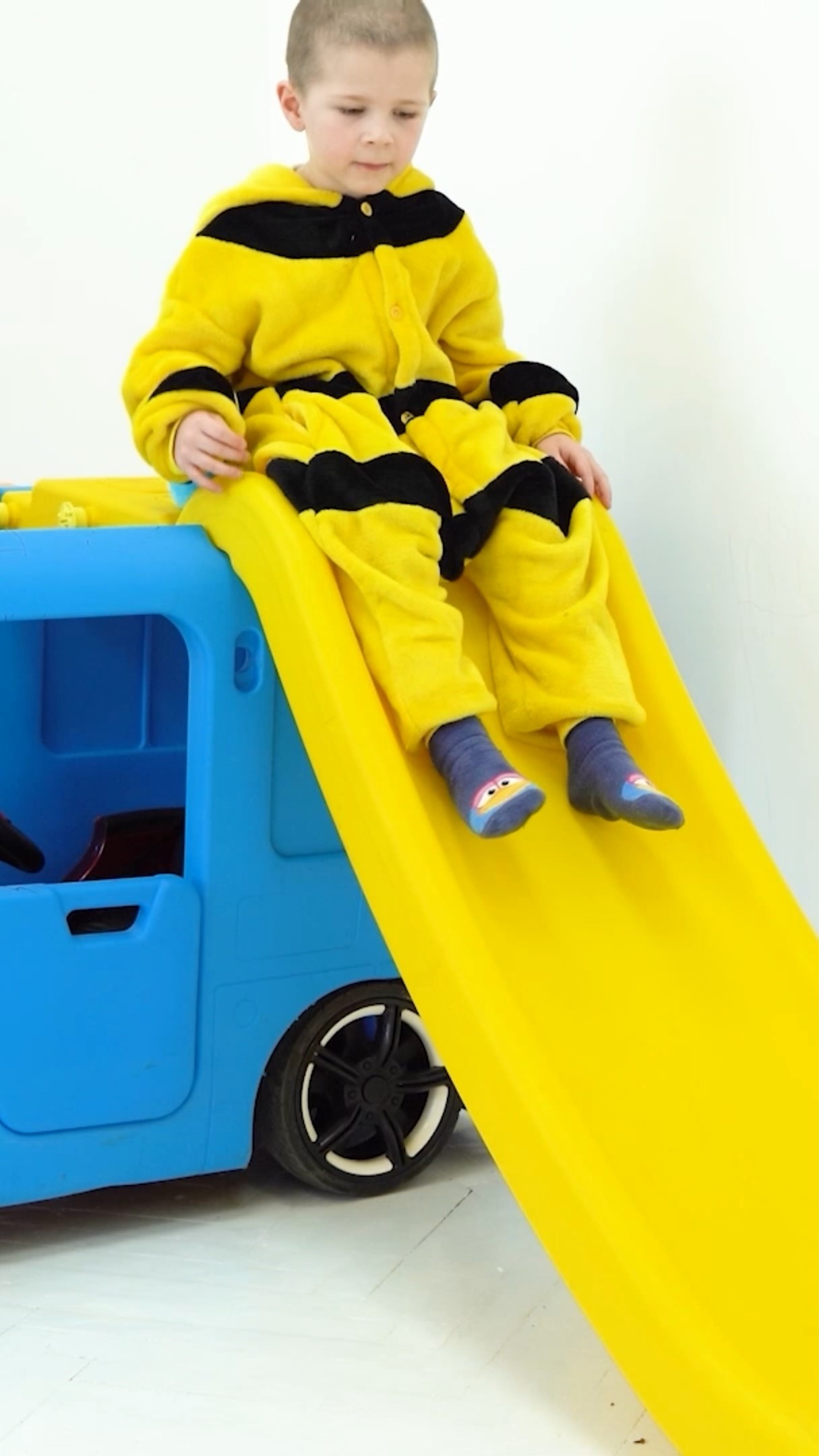 Ребенок катается на горке