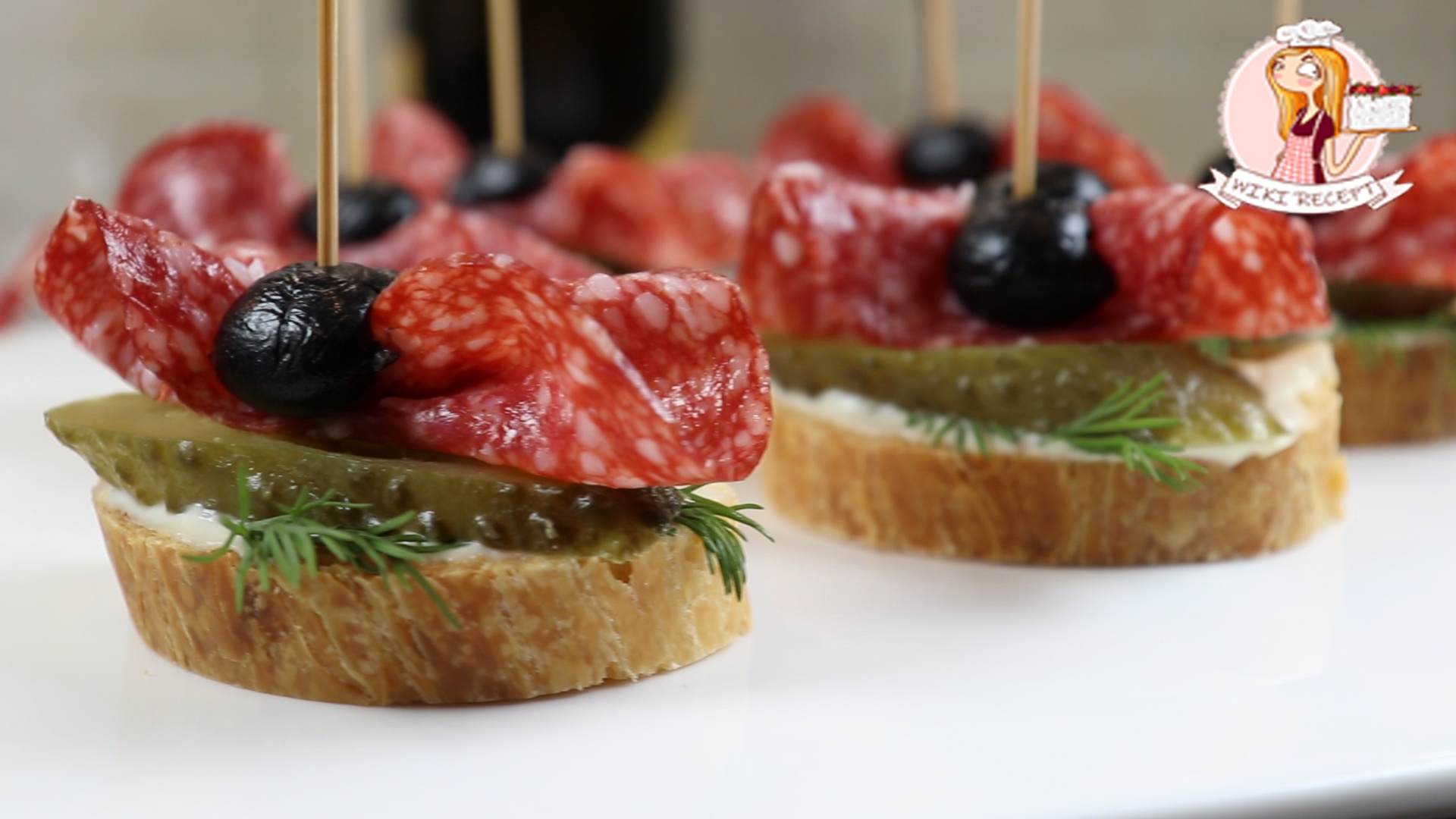 Бутерброды «Бабочки» с колбасой и соленым огурцом на праздничный стол