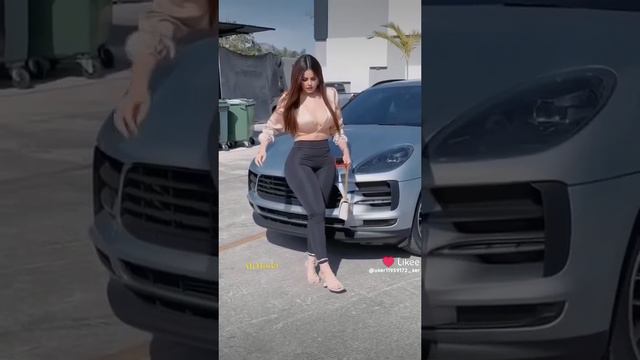 Модная,красивая девушка демонстрирует себя в модной,красивой одежде.