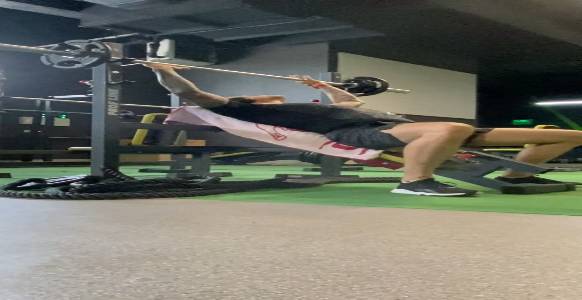 Жим штанги на наклонной скамье