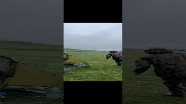 Кавказ. Ночь застала в пути, поэтому разбили палатку на первом удобном съезде с дороги.