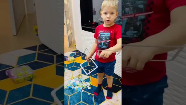 Максим и тетя Луиза собирают пазлы )))
А вы за один день сколько пазлов могли бы собрать?)