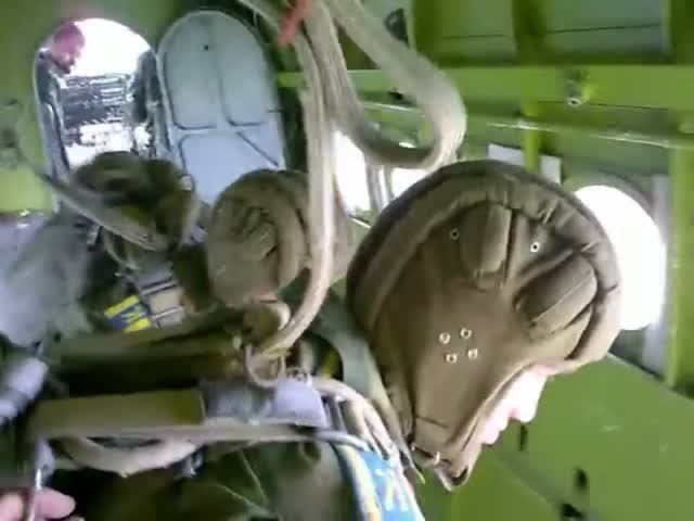 Затяжной прыжок с парашютом от первого лица