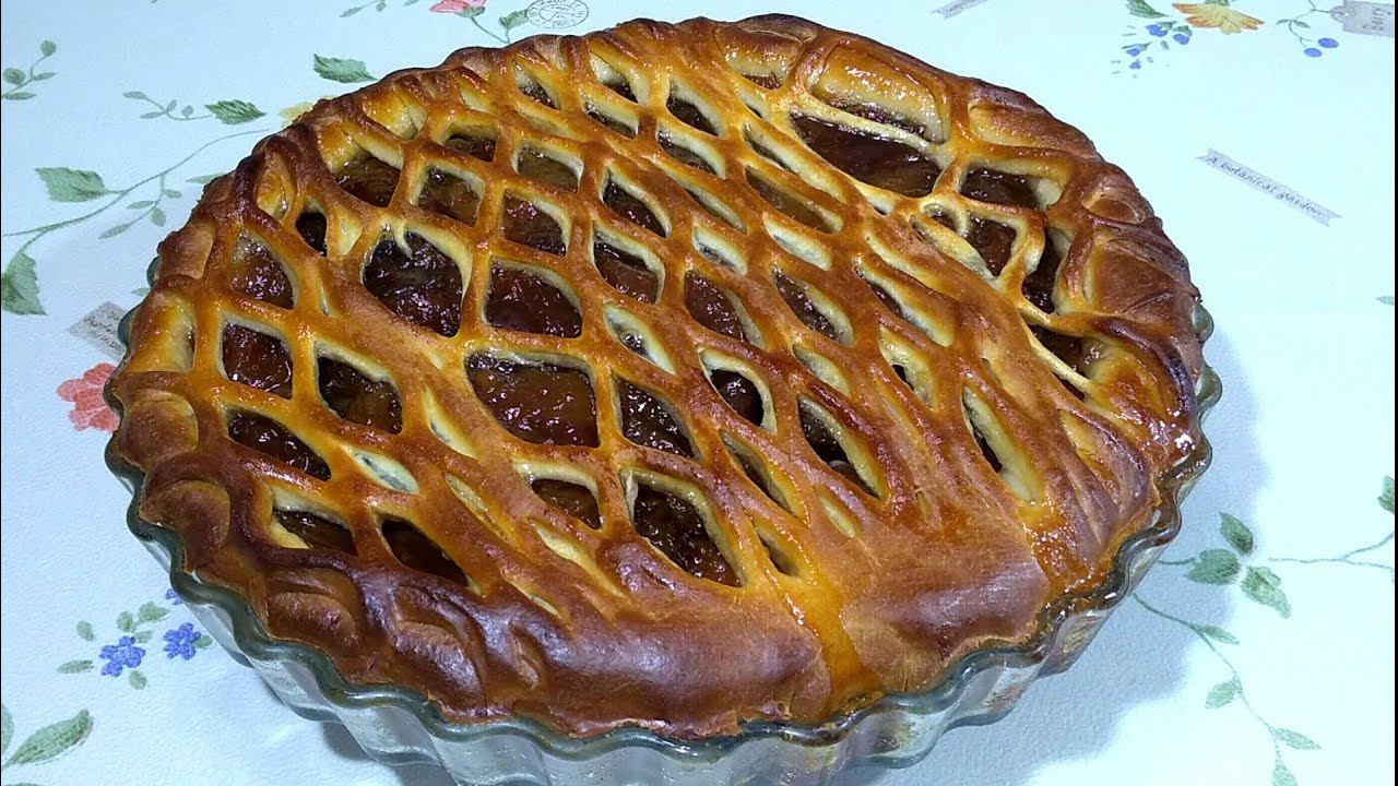 Пирог со сливовым вареньем.