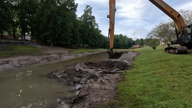Экскаватор чистит канал