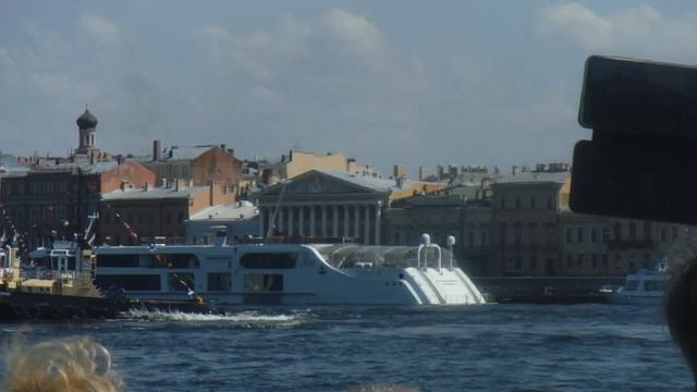 Теперь  буксиры "Вихревой", Сестрорецк" и "Павловск"  крутятся вместе