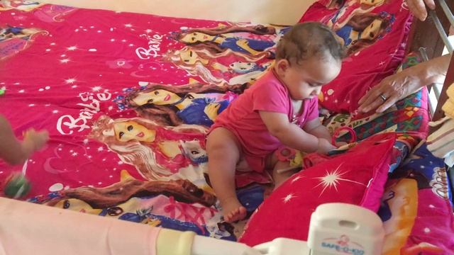 Лева и Анна играют во всем розовом.