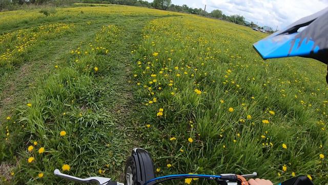 учимся кататься на детском питбайке в поле (первая поломка) в 6 лет