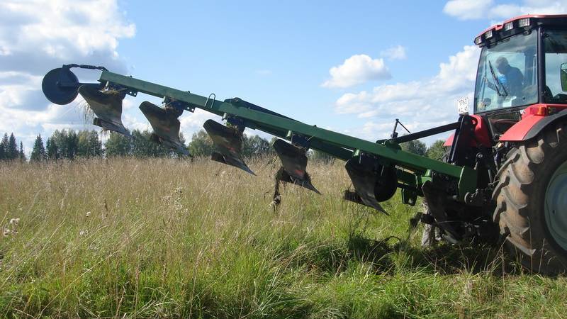 Плуг лемешной ПЛН 6-35  вспашка земли с трактором МТЗ    Вятка АгроДизель заказать 89123787209