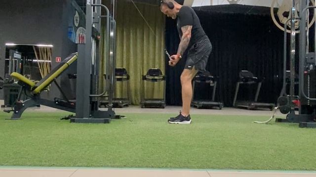 Вертикальная тяга с V-образной рукоятью к груди