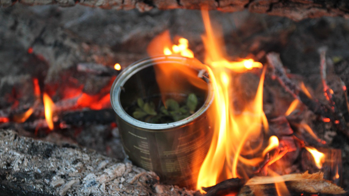 Как вытащить горячую банку из костра