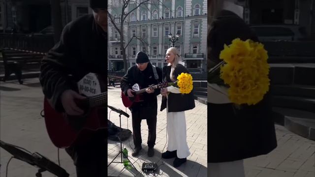 Алена Шишкова спела вместе с уличным музыкантом. Как вам исполнение?   #игорькорнелюк