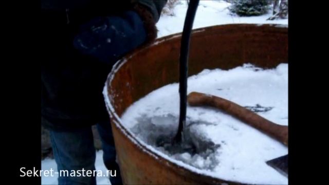 Лайфхак как слить воду из замерзшей бочки