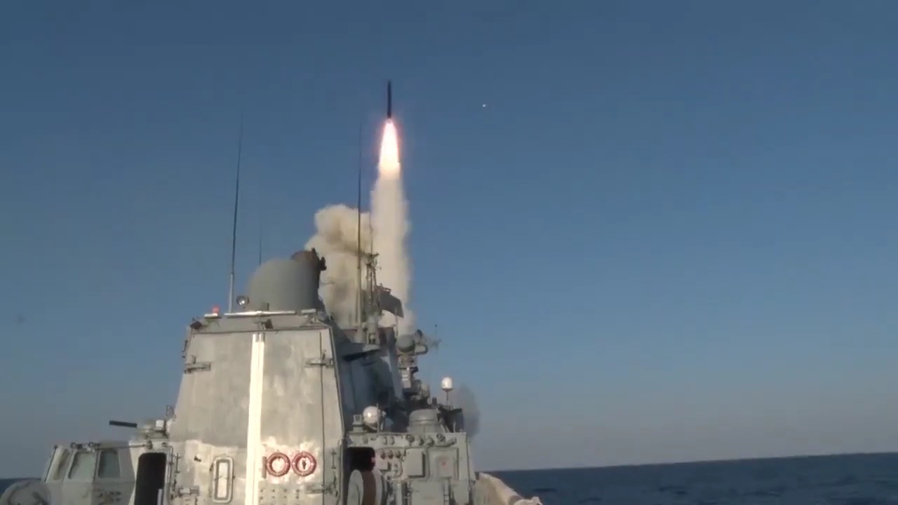 Российский фрегат выпустил крылатые ракеты _Калибр_