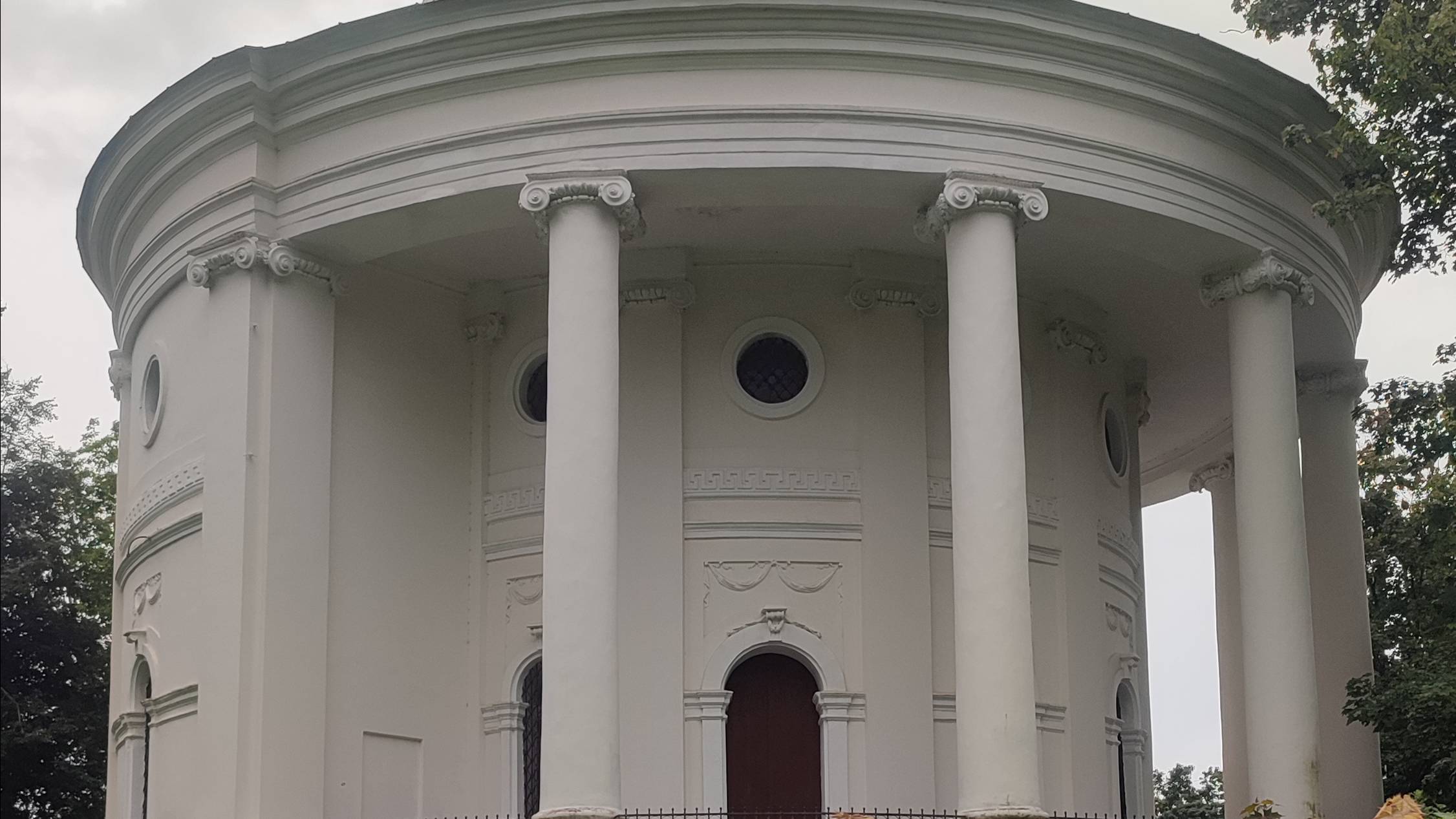 ВАЛДАЙ. ДВОРЦОВАЯ ПЛОЩАДЬ. ЦЕРКОВЬ ЕКАТЕРИНЫ И МУЗЕЙ КОЛОКОЛОВ. Она же РОТОНДА. 10.08.24