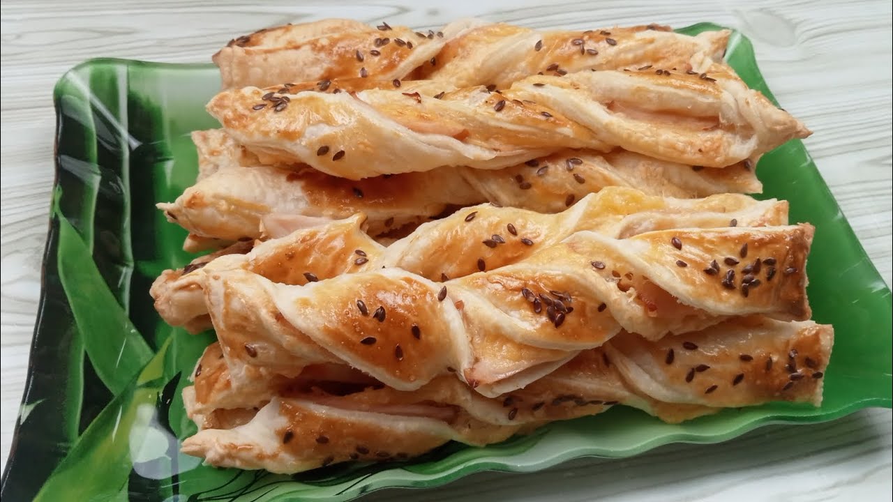 Перекус из слоеного теста и ветчины