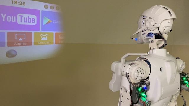 Робот Екатерина может воспроизводить фильмы, картинки на любой поверхности ....mp4