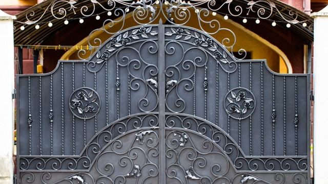 Распашные ворота со встроенной калиткой и без.mp4