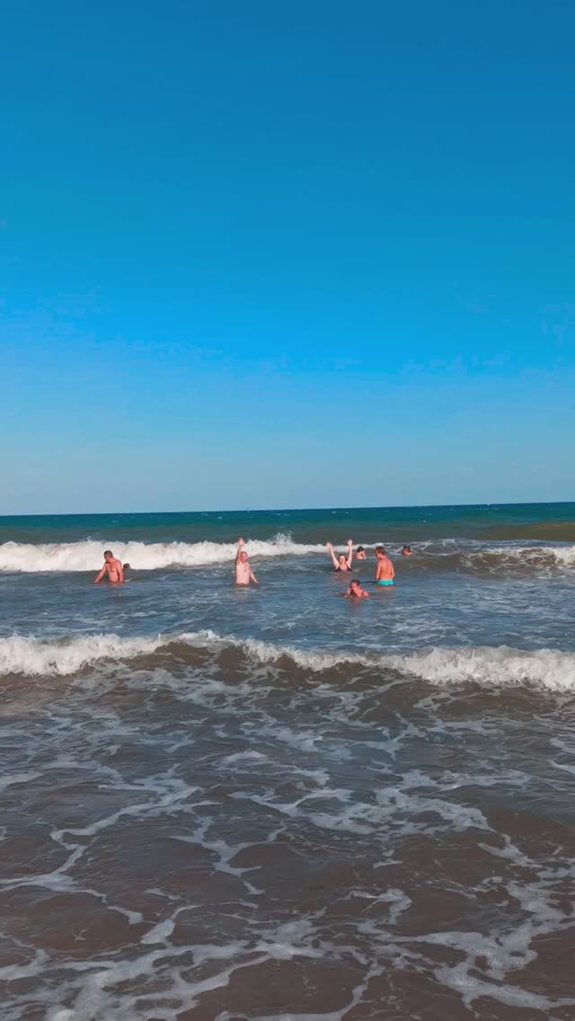 Мужчину ЖЁСТКО НАКРЫЛО волной! Крым. Феодосия. Золотой пляж