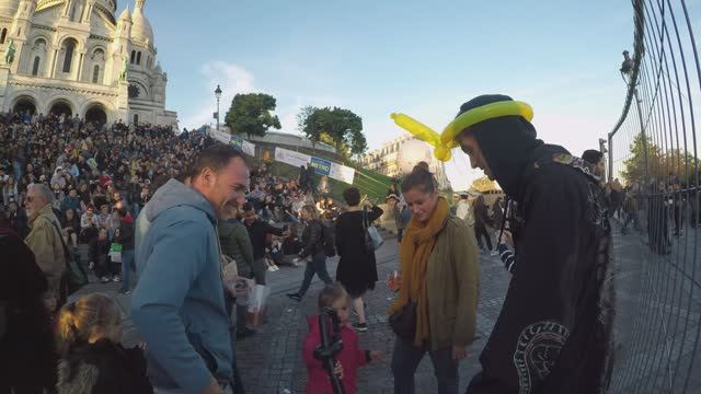 SOS - Франция. Серега зарабатывает на шариках. Центр Жоржа Помпиду. Бомж дает ему деньги |16+