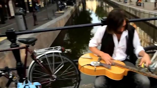 Ulichny_muzykant_rezhet_blyuz_na_slayd-gitare_33