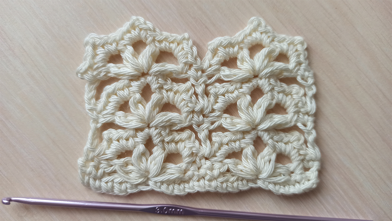 Легкий узор крючком с пышными столбиками.