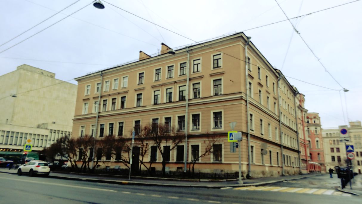 С 1875 г. по 1878 г. Фёдор Достоевский жил в доме на Греческом проспекте 6, в квартире № 6.