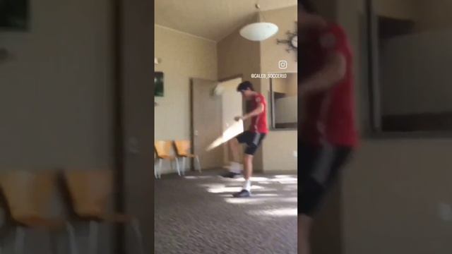 Маленький футболист разбил люстру дома