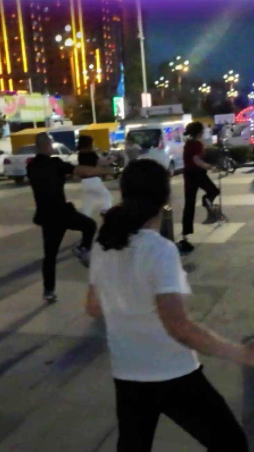 В Китае люди вечером танцуют на площадях #short #shortvideo #shorts #shortsvideo #china #китай