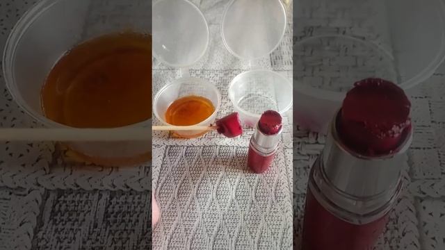 1. Губная помада + светлый жир из Чёрной Львинки  Ингредиенты