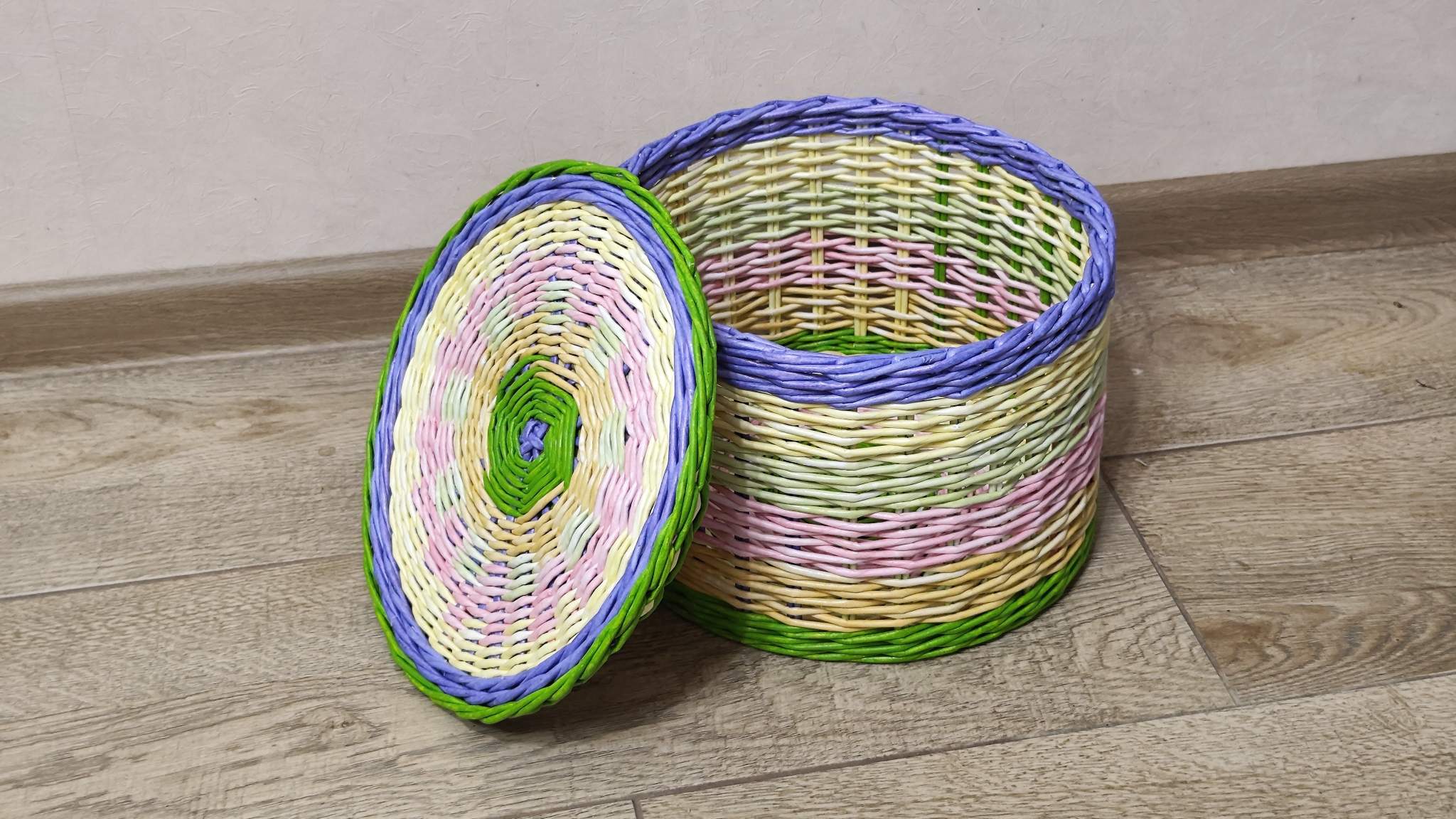 МК. Круглая цветная коробка из бумажной лозы. Крышка. Часть 2. #232(2)