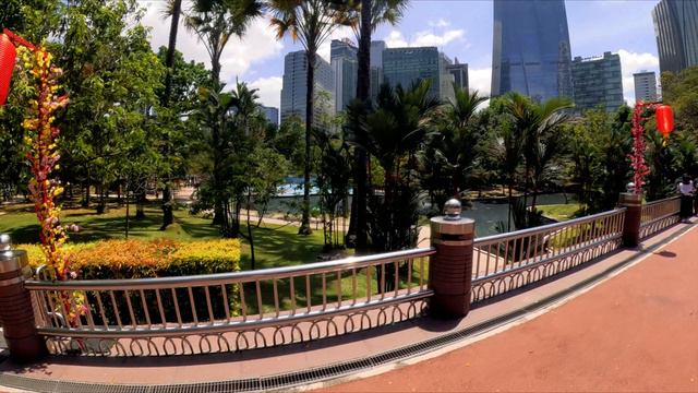 #2_Прогулка по Куала-Лумпуру, до башен Петронас. Центральный парк. ТЦ Pavilion. Башня Menara KL