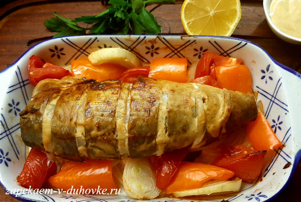 Скумбрия, запеченная на овощах