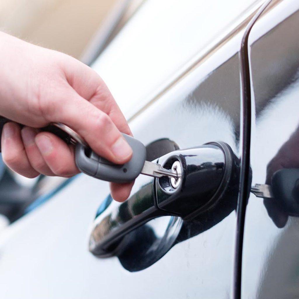 как открыть машину без ключей..