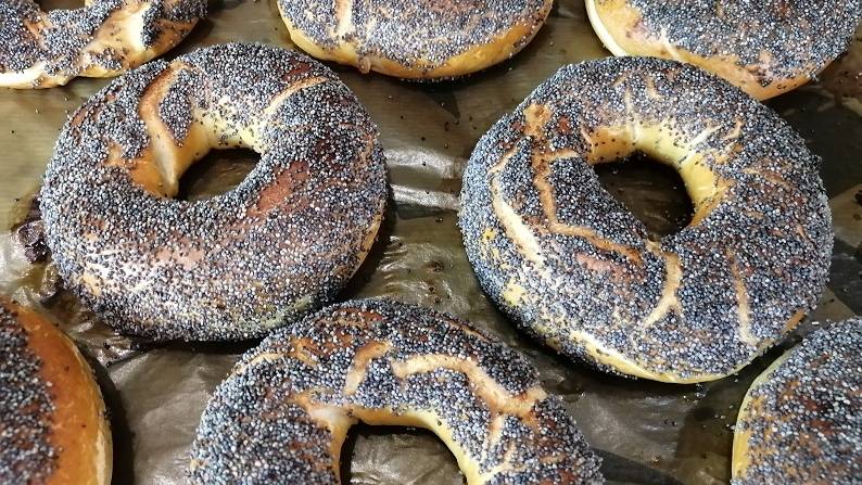 Готовим легендарные Бейглы (бублики, которые перед выпечкой обваривают в кипятке)