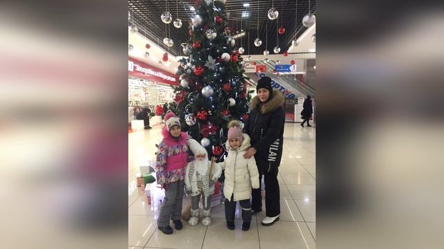 Семейный вечер у праздничной ёлки