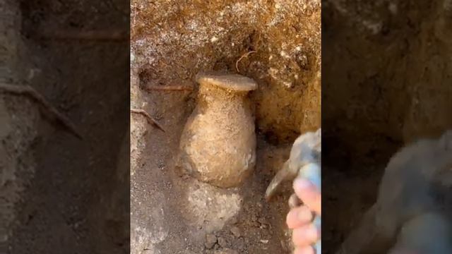 Удивительная урна с сокровищами, найденная при поиске металла