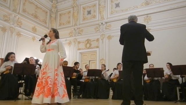 “Очередь за счастьем“. Поет Алена Петровская. Оркестр “Скоморохи“..mp4