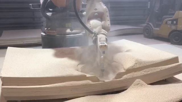 Робот KUKA. Работа фрезой по дереву.