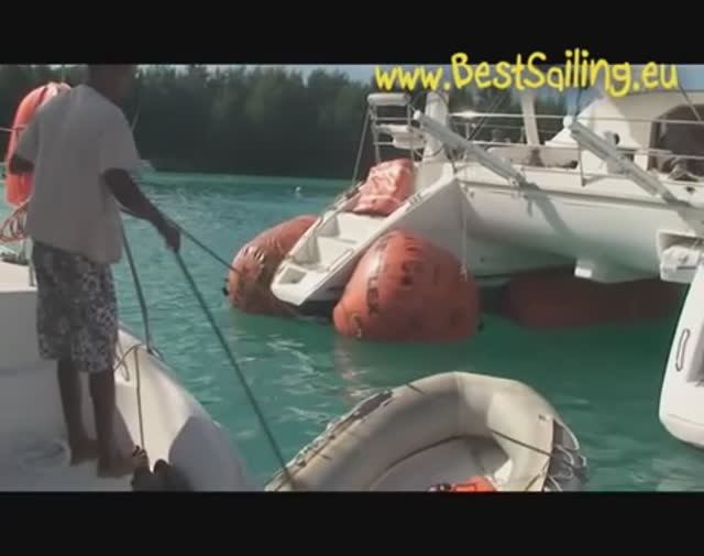 Спасательные операции - Подъем катамарана при помощи надувных понтонов