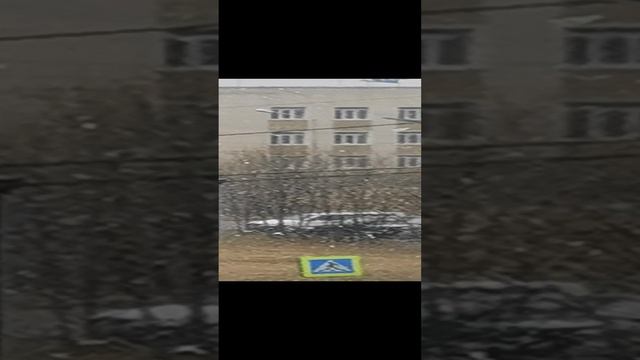 Снег кружится летает и тает....