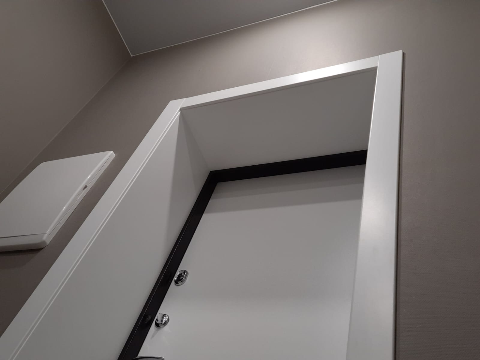 Большие доборы и наличники в цвете белая эмаль в квартире