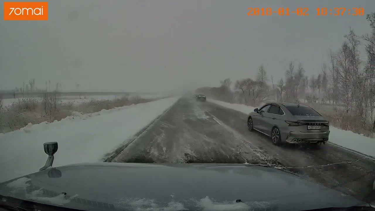 обгоняем три фуры сразу, видимости как обычно нет ,  НО ФАРЫ ПОЧЕМУ ОТКЛЮЧАЕМ  ? НЕЛЬЗЯ ТАК !