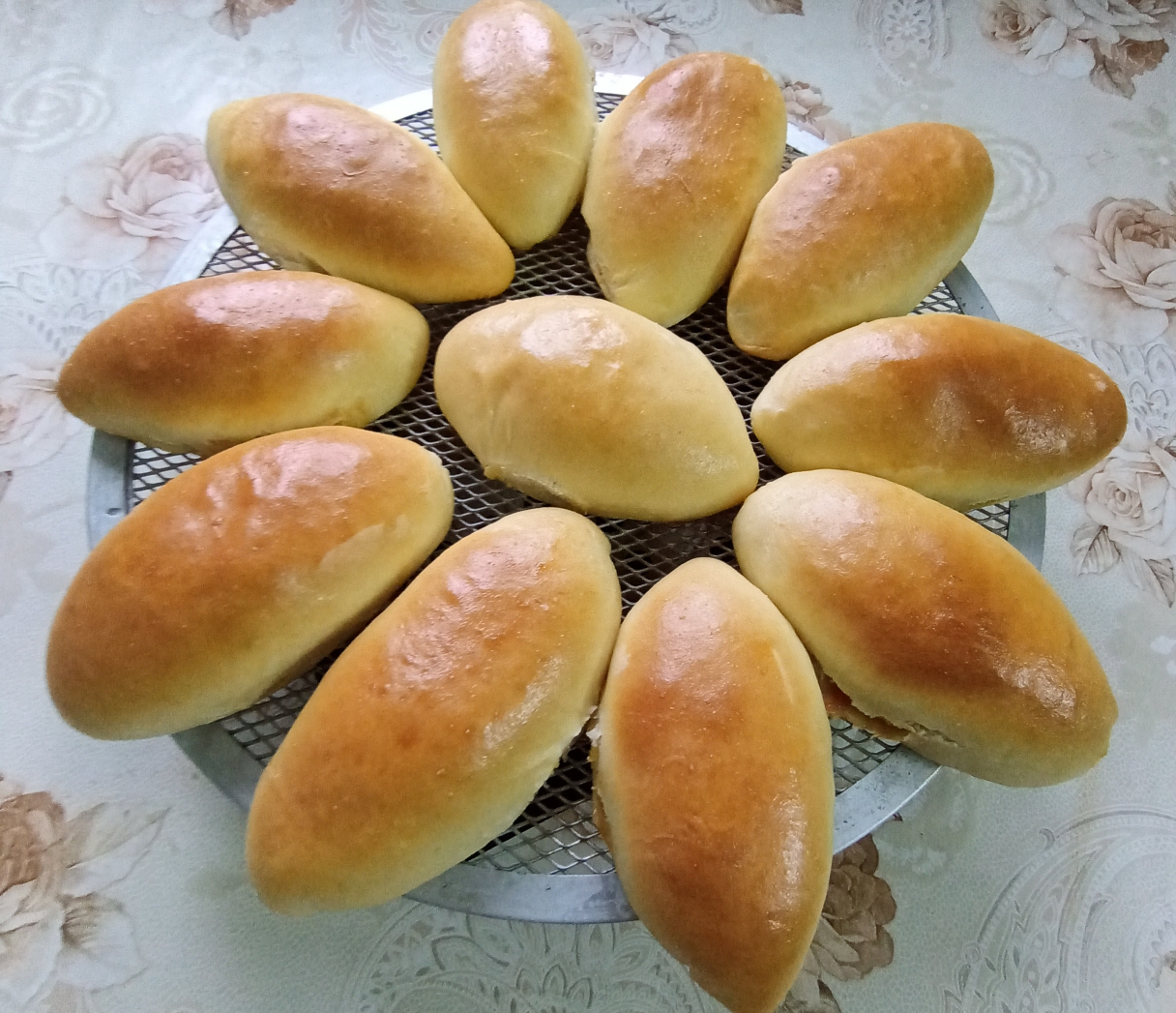 Пирожки дрожжевые с капустой. Рецепт выпечки.