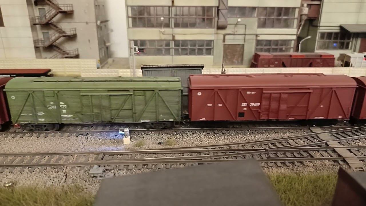 Маневровый тепловоз ЧМЭ2 PIKO и вагоны 11-066 от Bergs и MODIMIO катаются по макету