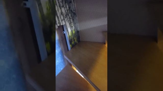 Деревянная лестница на 180 градусов, с забежными ступенями.